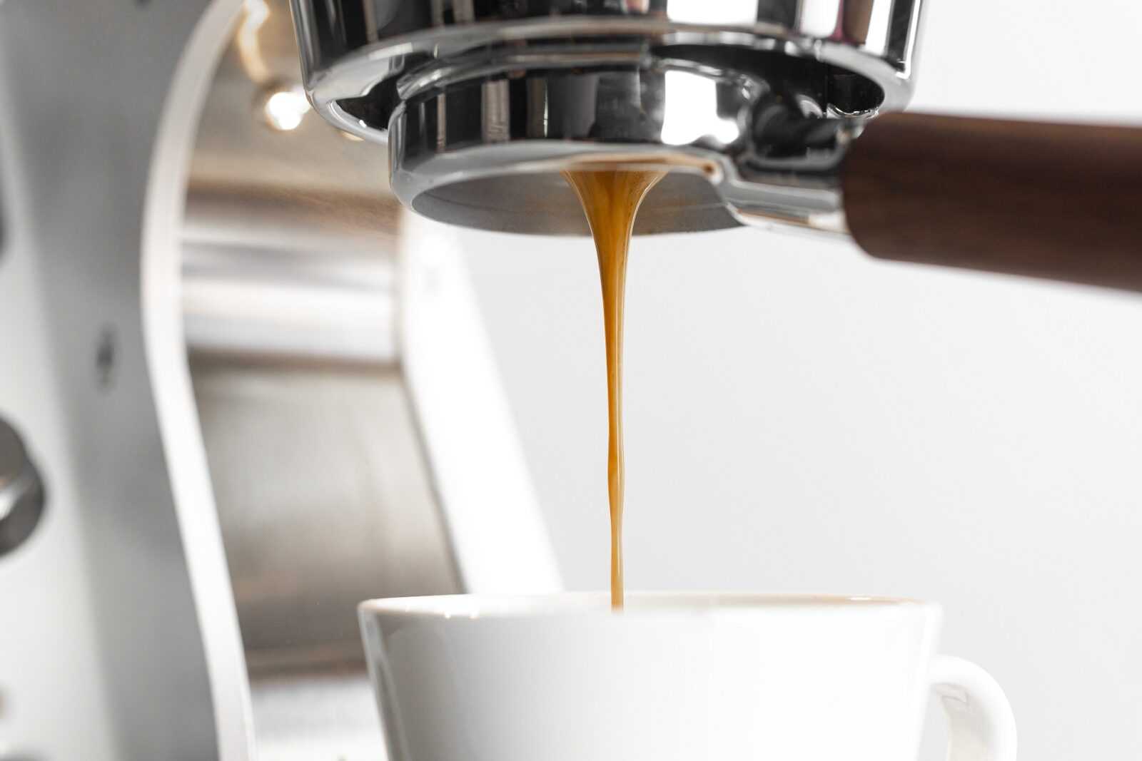 Manument Leva is a spring lever machine with a manual water-flow system