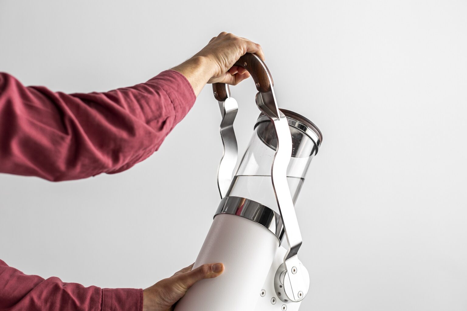 Manument Leva is a spring lever machine with a manual water-flow system