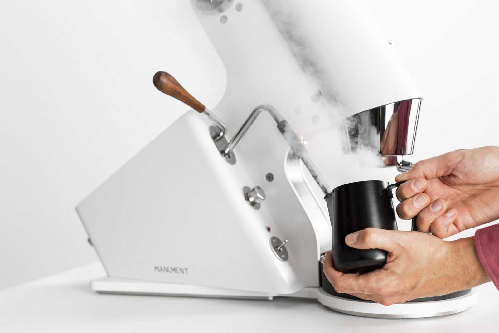 Manument Leva is a spring lever machine with a manual water-flow system