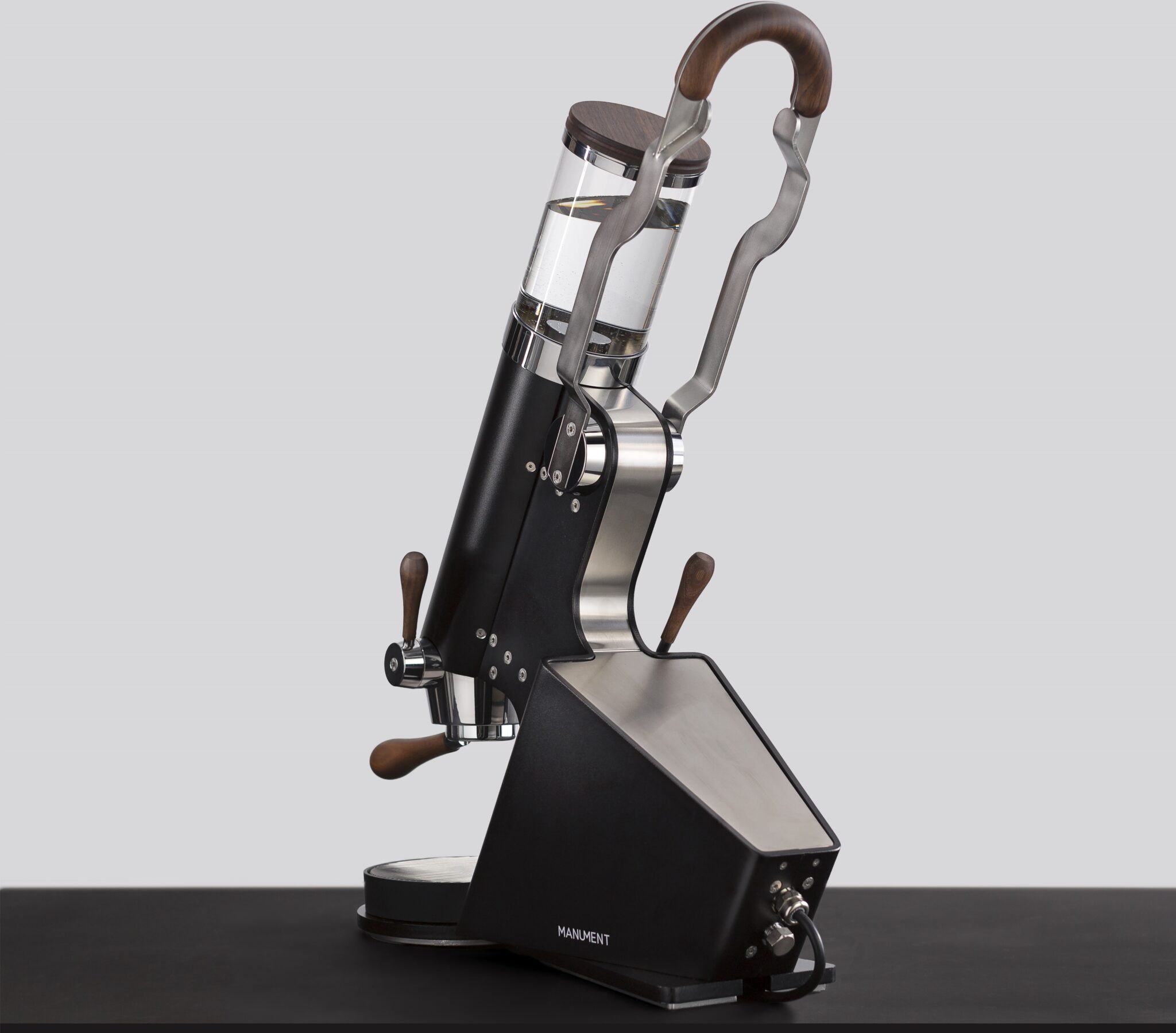 Manument Leva is a spring lever machine with a manual water-flow system