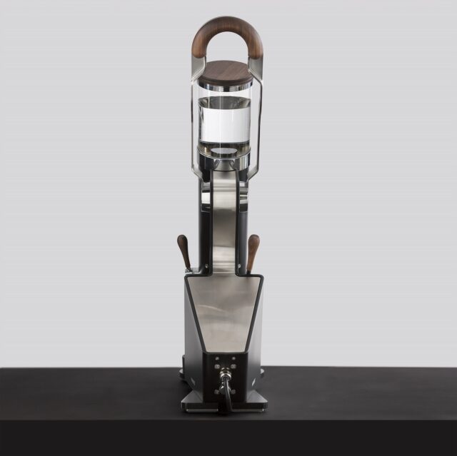 Manument Leva is a spring lever machine with a manual water-flow system